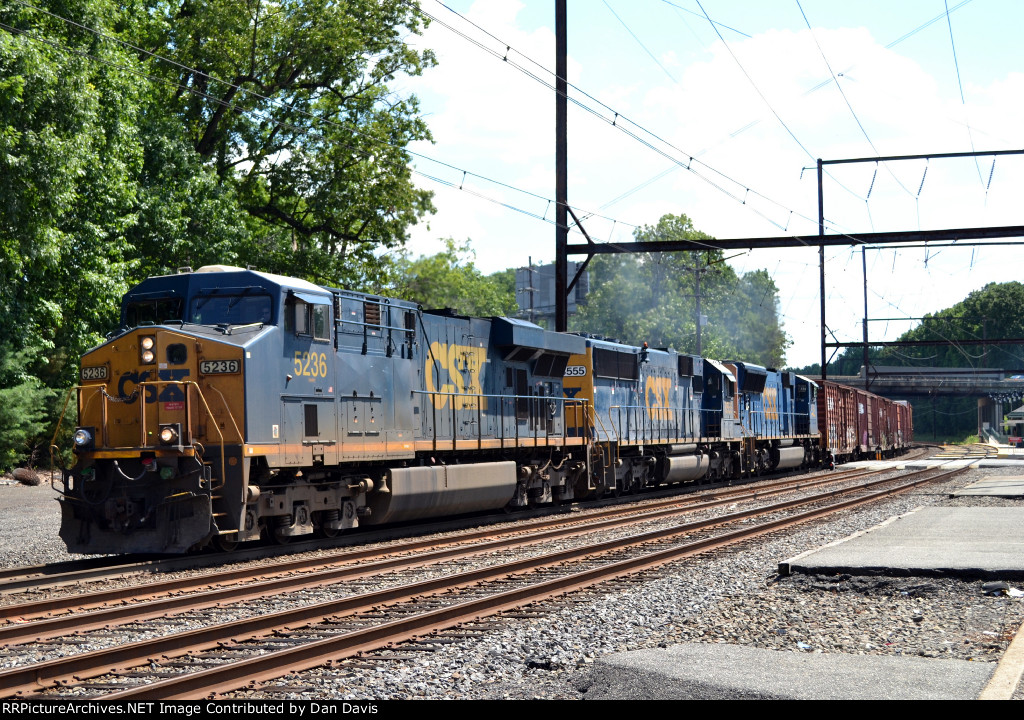 CSX ES40DC 5236 plus two EMDs on Q438-22